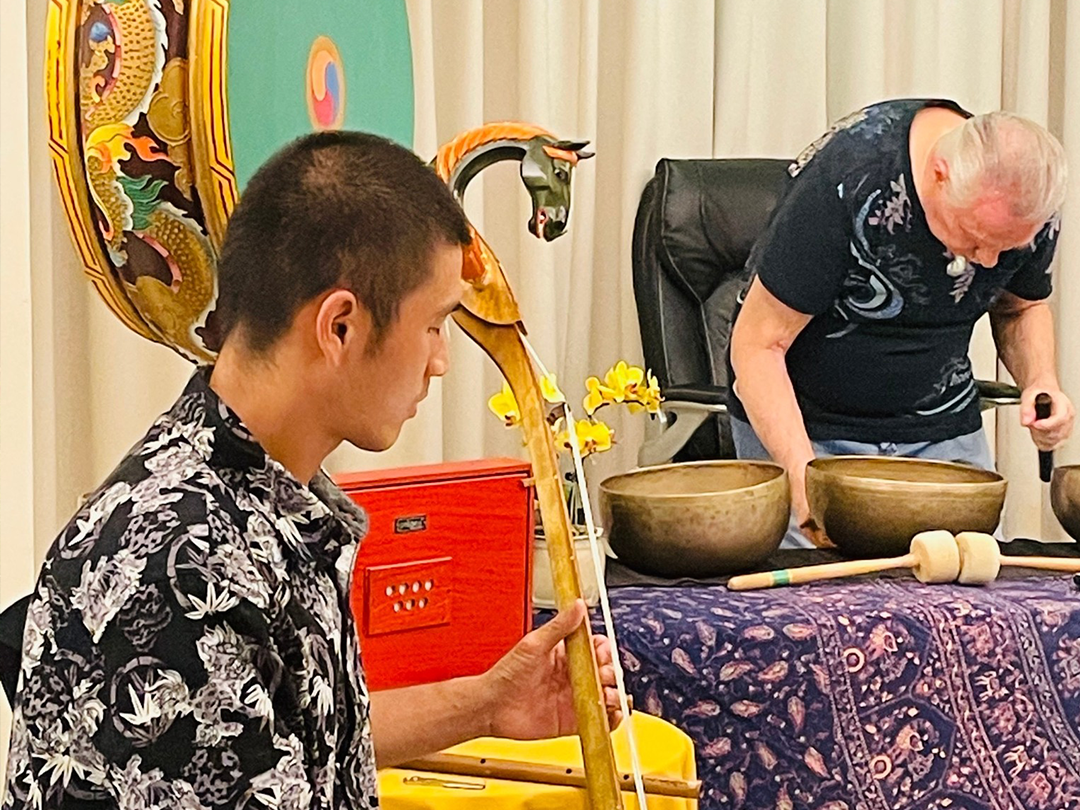 自然醒慢活祭．國際大師社區交流場次開放觀摩名額｜頌缽音療大師Hans de Back × 游牧音樂傳習者Unid Huang｜Accupass 活動通